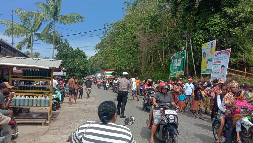 Padati Ruas Jalan, Warga Tahiti Antusias Saksikan Iringan Pengantar ... Padati Ruas Jalan, Warga Tahiti Antusias Saksikan Iringan Pengantar ...